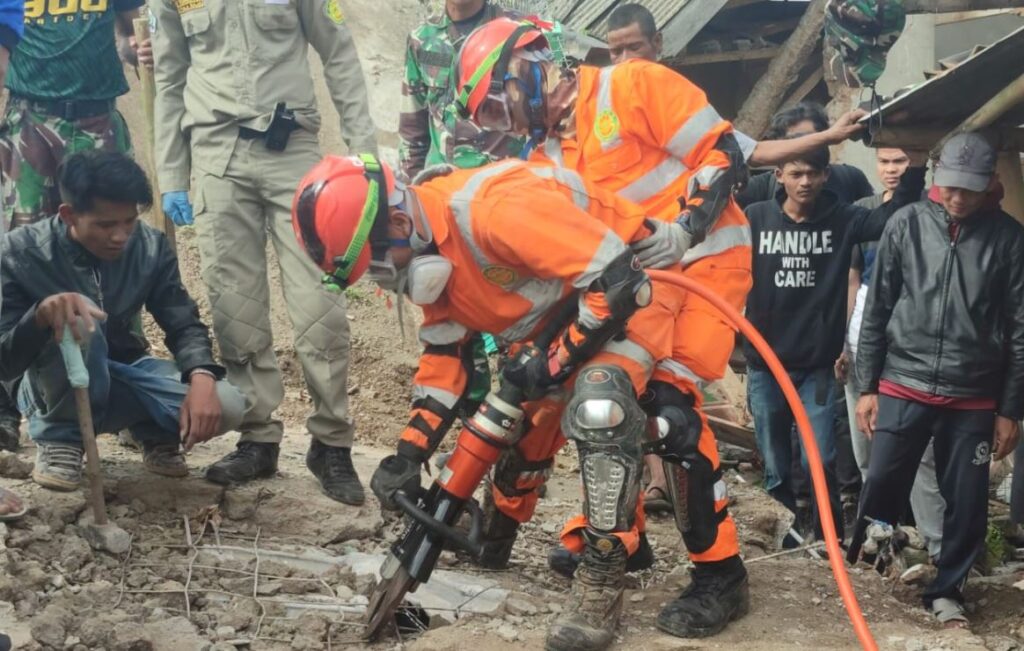 Basarnas Semarang Kembali Kirim Rescuer, Tim Medis dan Anjing Pelacak ...