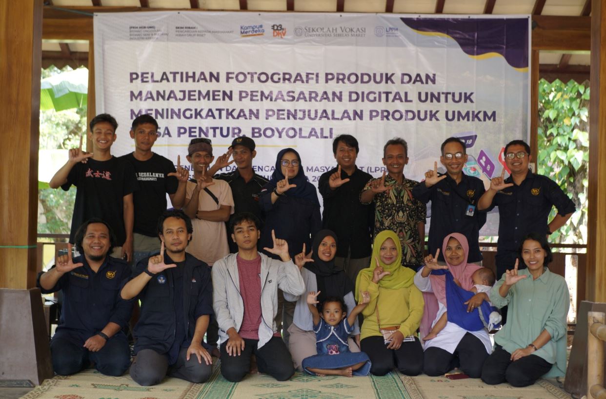 Selenggarakan Pelatihan Fotografi Produk, Prodi D3 DKV SV UNS ...
