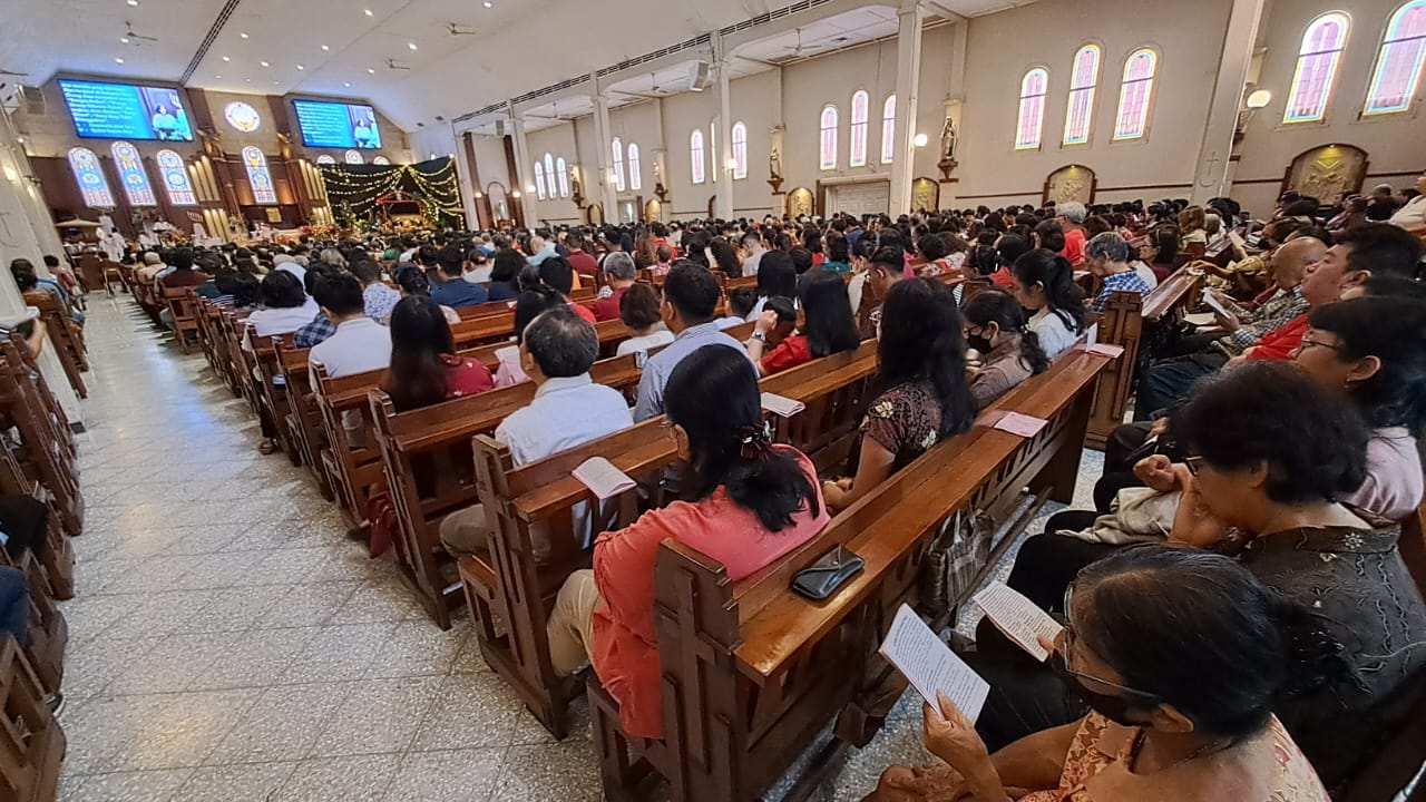 Khusyuknya Para Lansia di Solo Ikuti Misa Natal Fajar di Gereja St ...
